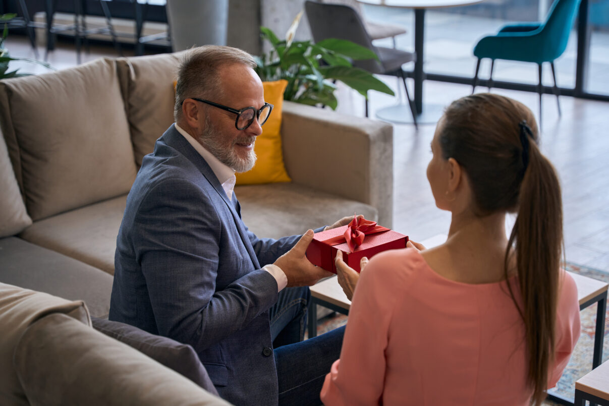Cómo Preparar y Enviar Regalos Corporativos que Impacten en el Primer ...
